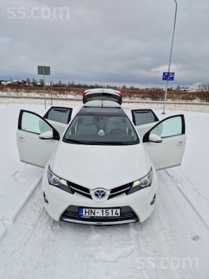 White Toyota Auris 2013 in Riga, with an engine capacity of 1.80 L and mileage of 125 thousand km for 11000 €, photo 2 on AUTOMOTO.COM.LV