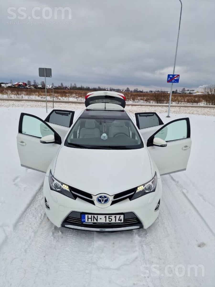 White Toyota Auris 2013 in Riga, with an engine capacity of 1.80 L and mileage of 125 thousand km for 11000 €, photo 2 on AUTOMOTO.COM.LV