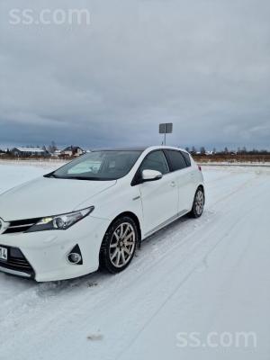 White Toyota Auris 2013 in Riga, with an engine capacity of 1.80 L and mileage of 125 thousand km for 11000 €, photo 4 on AUTOMOTO.COM.LV