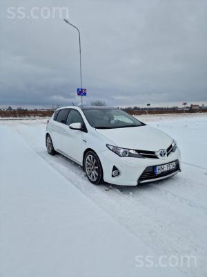 White Toyota Auris 2013 in Riga, with an engine capacity of 1.80 L and mileage of 125 thousand km for 11000 €, photo 5 on AUTOMOTO.COM.LV