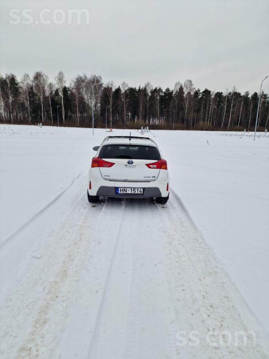 White Toyota Auris 2013 in Riga, with an engine capacity of 1.80 L and mileage of 125 thousand km for 11000 €, photo 15 on AUTOMOTO.COM.LV