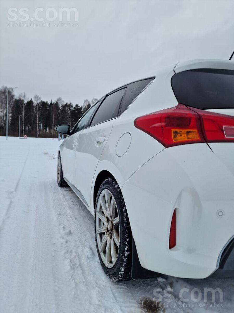 White Toyota Auris 2013 in Riga, with an engine capacity of 1.80 L and mileage of 125 thousand km for 11000 €, photo 17 on AUTOMOTO.COM.LV