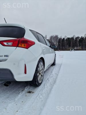 White Toyota Auris 2013 in Riga, with an engine capacity of 1.80 L and mileage of 125 thousand km for 11000 €, photo 18 on AUTOMOTO.COM.LV