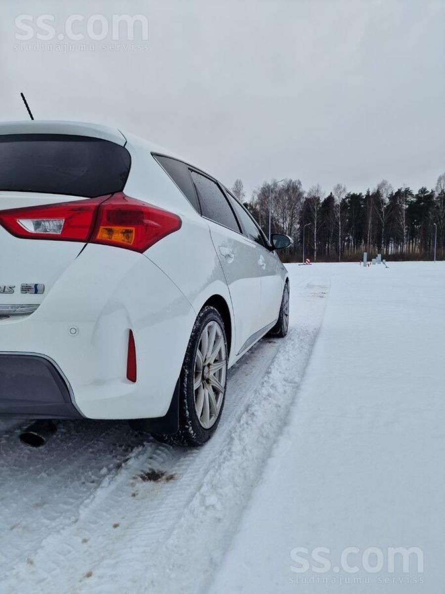 White Toyota Auris 2013 in Riga, with an engine capacity of 1.80 L and mileage of 125 thousand km for 11000 €, photo 18 on AUTOMOTO.COM.LV