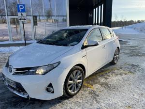 Balts Toyota Auris 2013 Viļņa, ar dzinēja tilpumu 1.80 L un nobraukumu 170 tūkst. km par 8950 €, foto  vietnē AUTOMOTO.COM.LV