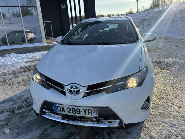 White Toyota Auris 2013 in Vilnius, with an engine capacity of 1.80 L and mileage of 170 thousand km for 8950 €, photo 2 on AUTOMOTO.COM.LV