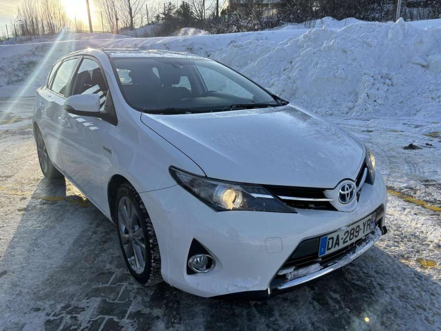 White Toyota Auris 2013 in Vilnius, with an engine capacity of 1.80 L and mileage of 170 thousand km for 8950 €, photo 3 on AUTOMOTO.COM.LV