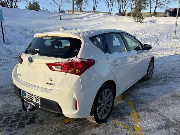 White Toyota Auris 2013 in Vilnius, with an engine capacity of 1.80 L and mileage of 170 thousand km for 8950 €, photo 4 on AUTOMOTO.COM.LV