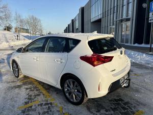 White Toyota Auris 2013 in Vilnius, with an engine capacity of 1.80 L and mileage of 170 thousand km for 8950 €, photo 5 on AUTOMOTO.COM.LV