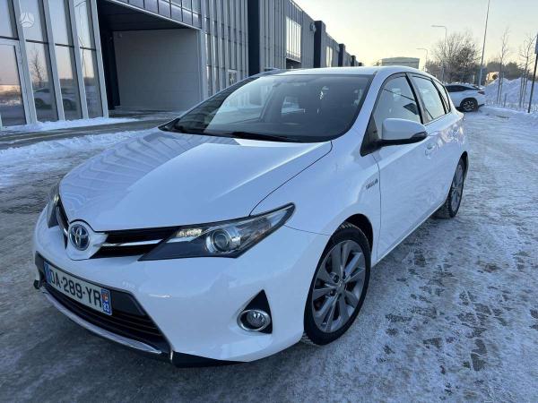 White Toyota Auris 2013 in Vilnius, with an engine capacity of 1.80 L and mileage of 171 thousand km for 8950 €, photo 1 on AUTOMOTO.COM.LV