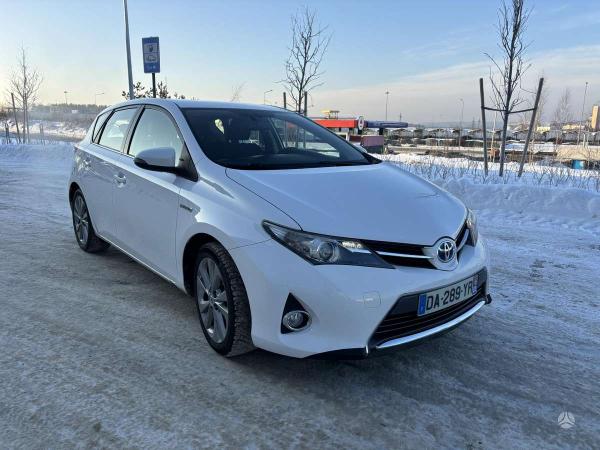 White Toyota Auris 2013 in Vilnius, with an engine capacity of 1.80 L and mileage of 171 thousand km for 8950 €, photo 3 on AUTOMOTO.COM.LV