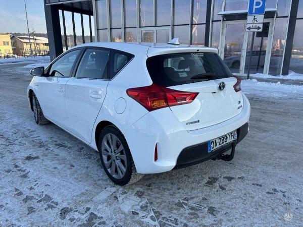 White Toyota Auris 2013 in Vilnius, with an engine capacity of 1.80 L and mileage of 171 thousand km for 8950 €, photo 5 on AUTOMOTO.COM.LV