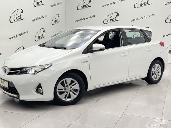 White Toyota Auris 2013 in Avizieniai, with an engine capacity of 1.80 L and mileage of 302 thousand km for 6900 €, photo 1 on AUTOMOTO.COM.LV