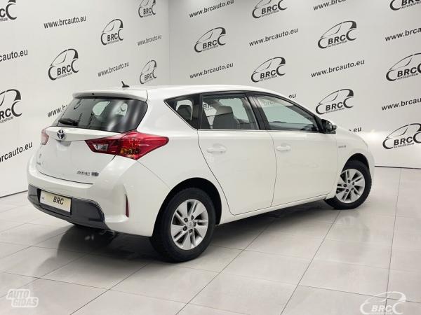 White Toyota Auris 2013 in Avizieniai, with an engine capacity of 1.80 L and mileage of 302 thousand km for 6900 €, photo 2 on AUTOMOTO.COM.LV