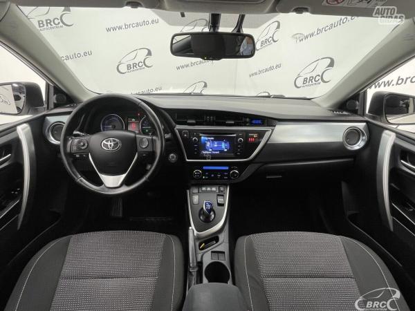 White Toyota Auris 2013 in Avizieniai, with an engine capacity of 1.80 L and mileage of 302 thousand km for 6900 €, photo 3 on AUTOMOTO.COM.LV