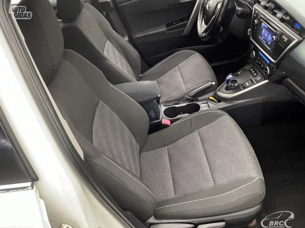 White Toyota Auris 2013 in Avizieniai, with an engine capacity of 1.80 L and mileage of 302 thousand km for 6900 €, photo 5 on AUTOMOTO.COM.LV