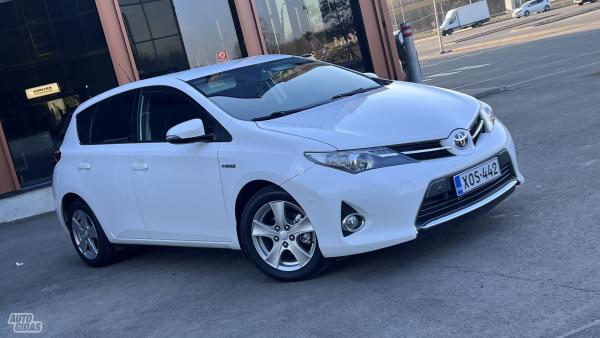 White Toyota Auris 2013 in Kaunas, with an engine capacity of 1.80 L and mileage of 191 thousand km for 8450 €, photo 1 on AUTOMOTO.COM.LV