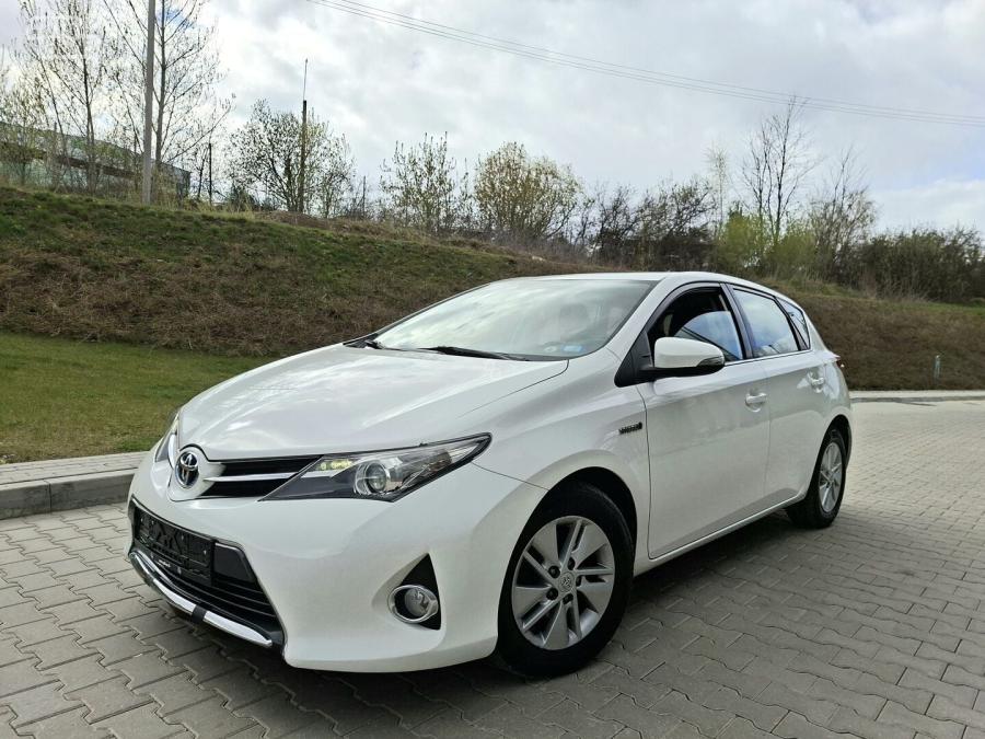 Balts Toyota Auris 2013 Viļņa, ar dzinēja tilpumu 1.80 L un nobraukumu 175 tūkst. km par 7950 €, foto 4 vietnē AUTOMOTO.COM.LV