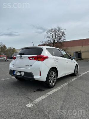 Balts Toyota Auris 2013 Rīga, ar dzinēja tilpumu 1.80 L un nobraukumu 149 tūkst. km par 8899 €, foto 5 vietnē AUTOMOTO.COM.LV