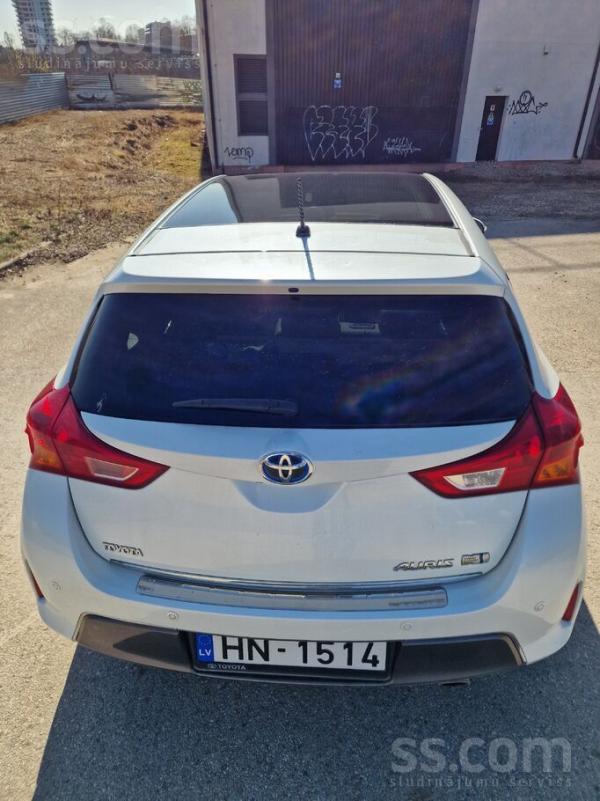 White Toyota Auris 2013 in Riga, with an engine capacity of 1.80 L and mileage of 139 thousand km for 10200 €, photo 2 on AUTOMOTO.COM.LV