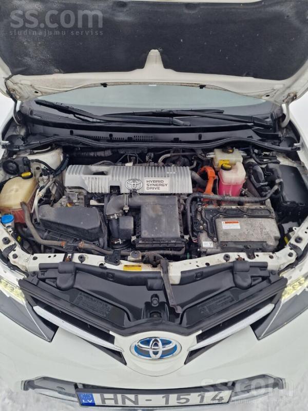White Toyota Auris 2013 in Riga, with an engine capacity of 1.80 L and mileage of 139 thousand km for 10200 €, photo 3 on AUTOMOTO.COM.LV