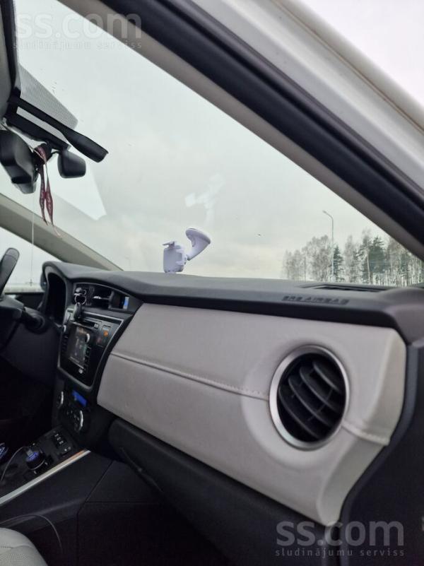 White Toyota Auris 2013 in Riga, with an engine capacity of 1.80 L and mileage of 139 thousand km for 10200 €, photo 9 on AUTOMOTO.COM.LV