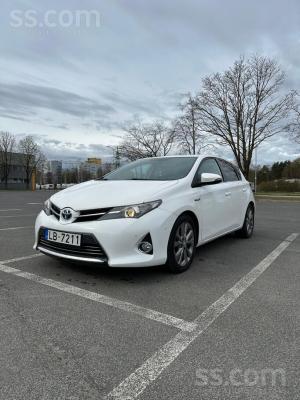 Balts Toyota Auris 2013 Rīga, ar dzinēja tilpumu 1.80 L un nobraukumu 149 tūkst. km par 7990 €, foto  vietnē AUTOMOTO.COM.LV