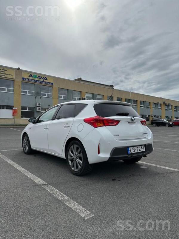 White Toyota Auris 2013 in Riga, with an engine capacity of 1.80 L and mileage of 149 thousand km for 7990 €, photo 6 on AUTOMOTO.COM.LV