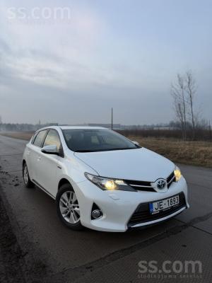Белый Тойота Аурис 2013 в Рига, объемом двигателя 1.80 л и пробегом 145 тыс. км за 8999 €, фото  на AUTOMOTO.COM.LV