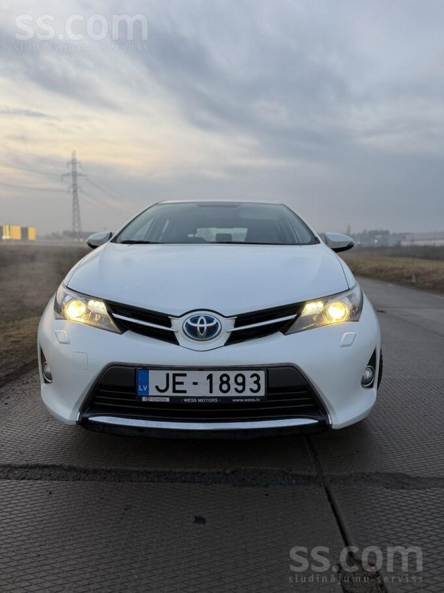 Balts Toyota Auris 2013 Rīga, ar dzinēja tilpumu 1.80 L un nobraukumu 145 tūkst. km par 8999 €, foto 3 vietnē AUTOMOTO.COM.LV