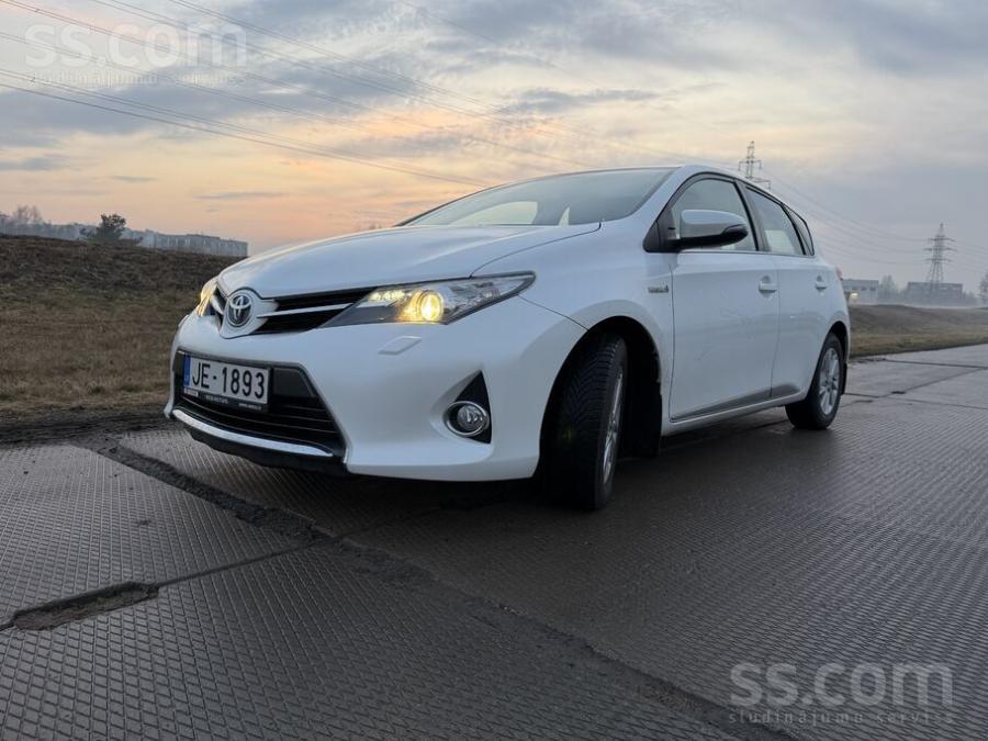 Balts Toyota Auris 2013 Rīga, ar dzinēja tilpumu 1.80 L un nobraukumu 145 tūkst. km par 8999 €, foto 8 vietnē AUTOMOTO.COM.LV