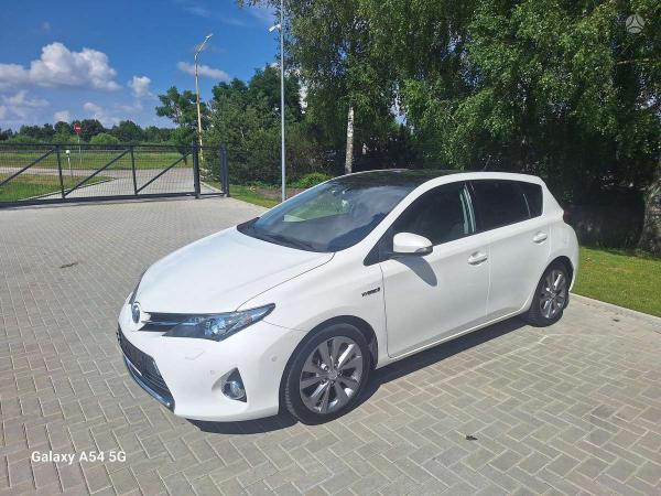 White Toyota Auris 2013 in Kaunas, with an engine capacity of 1.80 L and mileage of 195 thousand km for 8650 €, photo 3 on AUTOMOTO.COM.LV