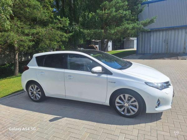 White Toyota Auris 2013 in Kaunas, with an engine capacity of 1.80 L and mileage of 195 thousand km for 8650 €, photo 4 on AUTOMOTO.COM.LV
