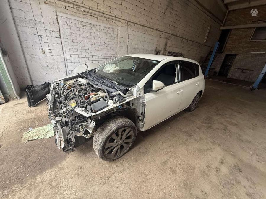 Balts Toyota Auris 2013 Viļņa, ar dzinēja tilpumu 1.80 L un nobraukumu 300 tūkst. km par 2900 €, foto 3 vietnē AUTOMOTO.COM.LV