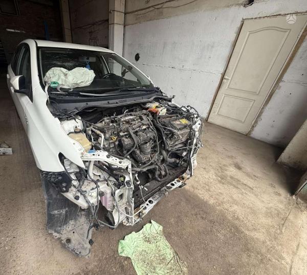 Balts Toyota Auris 2013 Viļņa, ar dzinēja tilpumu 1.80 L un nobraukumu 300 tūkst. km par 2900 €, foto 3 vietnē AUTOMOTO.COM.LV