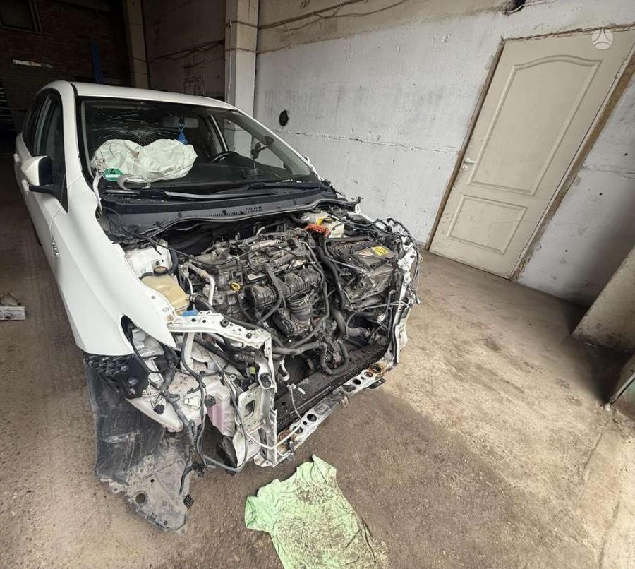Balts Toyota Auris 2013 Viļņa, ar dzinēja tilpumu 1.80 L un nobraukumu 300 tūkst. km par 2900 €, foto 4 vietnē AUTOMOTO.COM.LV