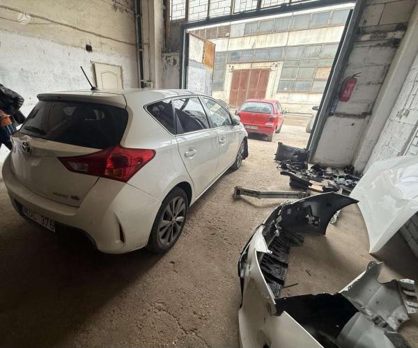 Balts Toyota Auris 2013 Viļņa, ar dzinēja tilpumu 1.80 L un nobraukumu 300 tūkst. km par 2900 €, foto 4 vietnē AUTOMOTO.COM.LV