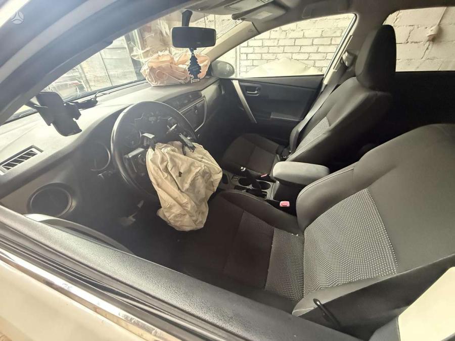 Balts Toyota Auris 2013 Viļņa, ar dzinēja tilpumu 1.80 L un nobraukumu 300 tūkst. km par 2900 €, foto 9 vietnē AUTOMOTO.COM.LV