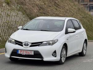 Balts Toyota Auris 2013 Viļņa, ar dzinēja tilpumu 1.80 L un nobraukumu 300 tūkst. km par 6300 €, foto  vietnē AUTOMOTO.COM.LV