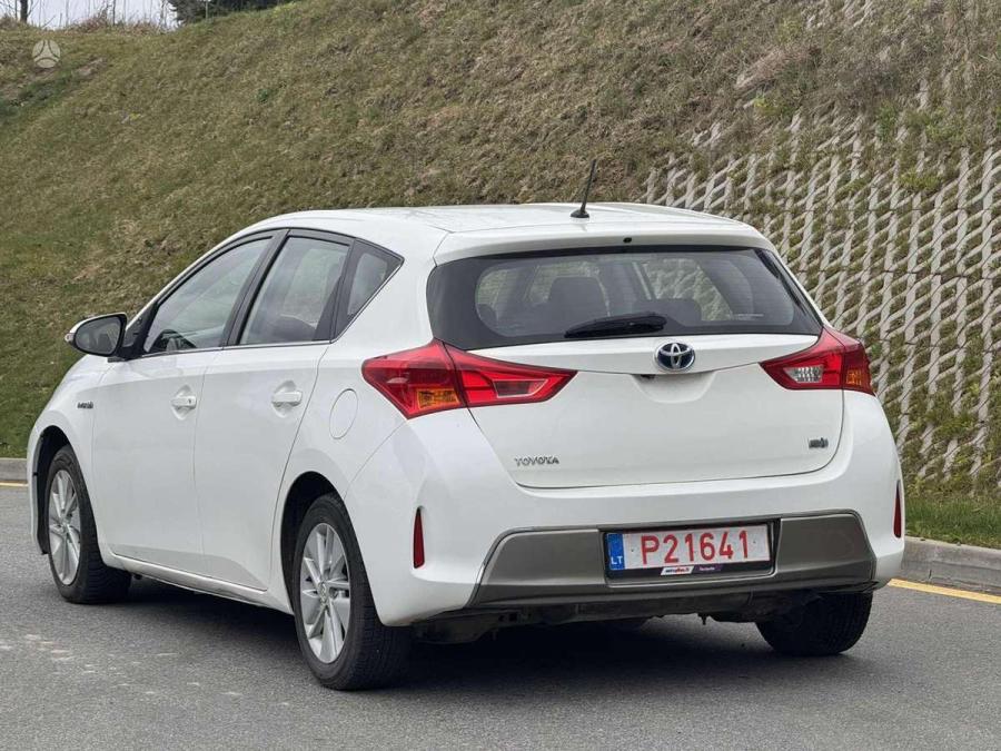 Balts Toyota Auris 2013 Viļņa, ar dzinēja tilpumu 1.80 L un nobraukumu 300 tūkst. km par 6300 €, foto 5 vietnē AUTOMOTO.COM.LV