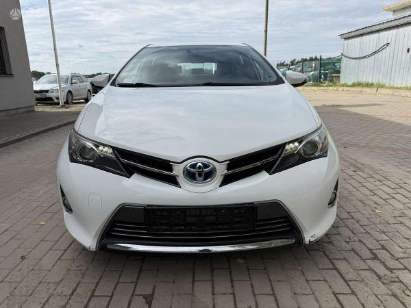 Toyota Auris 2013 Utena vietnē Balts Toyota Auris 2013 Utena, ar dzinēja tilpumu 1.80 L un nobraukumu 217 tūkst. km par 6450 €, foto 1 vietnē AUTOMOTO.COM.LV