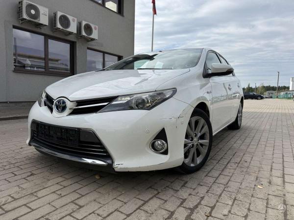 Toyota Auris 2013 Utena vietnē Balts Toyota Auris 2013 Utena, ar dzinēja tilpumu 1.80 L un nobraukumu 217 tūkst. km par 6450 €, foto 3 vietnē AUTOMOTO.COM.LV