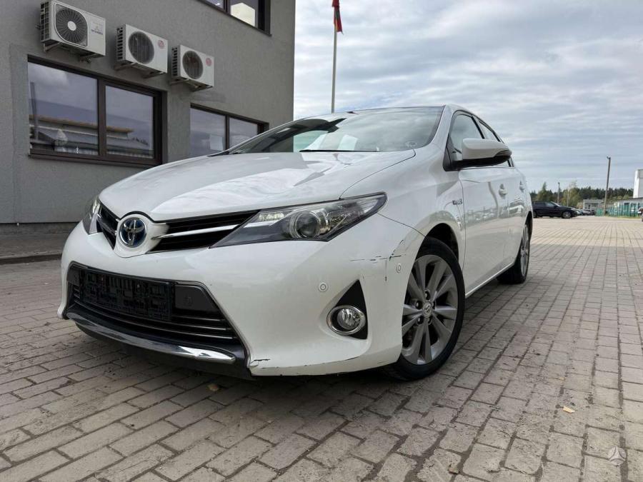 White Toyota Auris 2013 in Utena, with an engine capacity of 1.80 L and mileage of 217 thousand km for 6450 €, photo 3 on AUTOMOTO.COM.LV