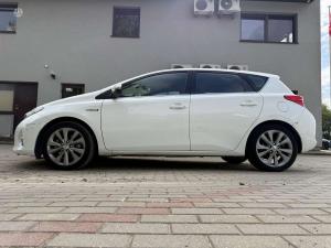 White Toyota Auris 2013 in Utena, with an engine capacity of 1.80 L and mileage of 217 thousand km for 6450 €, photo 4 on AUTOMOTO.COM.LV