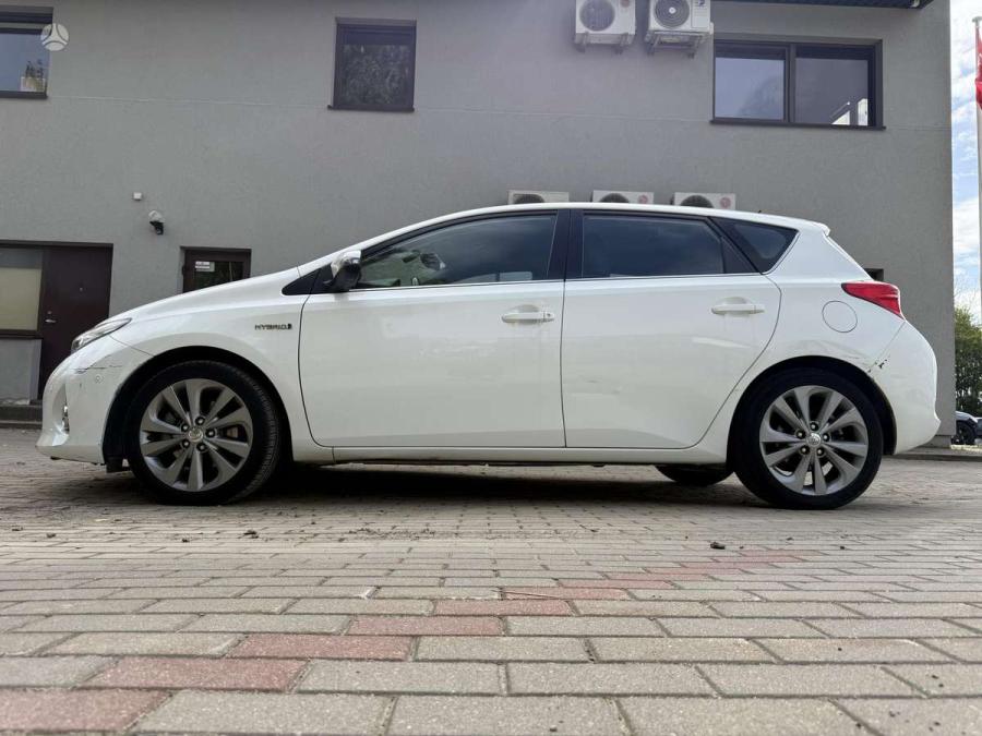 White Toyota Auris 2013 in Utena, with an engine capacity of 1.80 L and mileage of 217 thousand km for 6450 €, photo 4 on AUTOMOTO.COM.LV