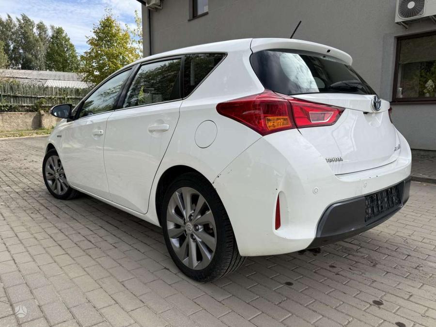 White Toyota Auris 2013 in Utena, with an engine capacity of 1.80 L and mileage of 217 thousand km for 6450 €, photo 5 on AUTOMOTO.COM.LV