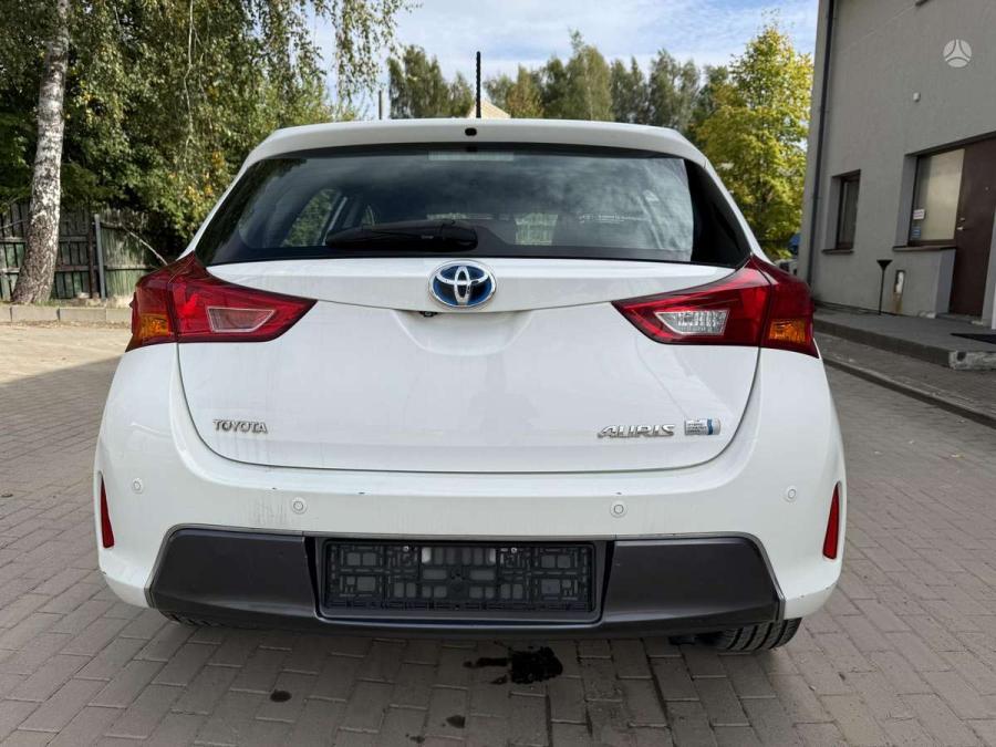 White Toyota Auris 2013 in Utena, with an engine capacity of 1.80 L and mileage of 217 thousand km for 6450 €, photo 8 on AUTOMOTO.COM.LV