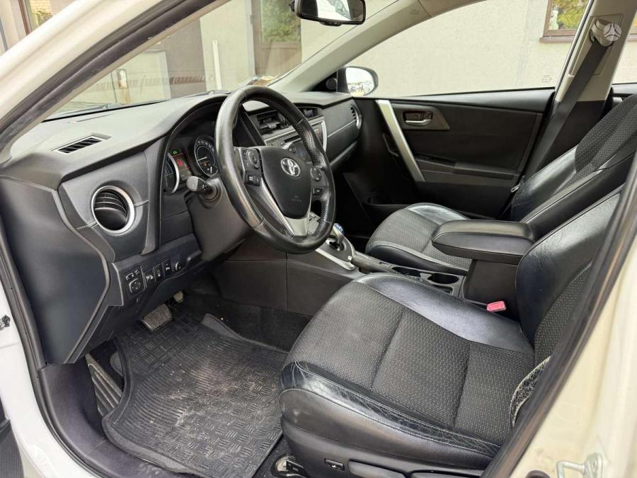 White Toyota Auris 2013 in Utena, with an engine capacity of 1.80 L and mileage of 217 thousand km for 6450 €, photo 9 on AUTOMOTO.COM.LV
