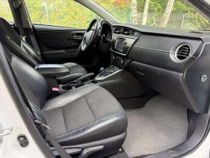 White Toyota Auris 2013 in Utena, with an engine capacity of 1.80 L and mileage of 217 thousand km for 6450 €, photo 11 on AUTOMOTO.COM.LV