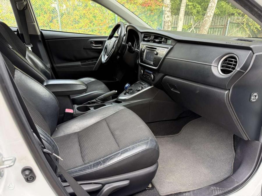 White Toyota Auris 2013 in Utena, with an engine capacity of 1.80 L and mileage of 217 thousand km for 6450 €, photo 11 on AUTOMOTO.COM.LV